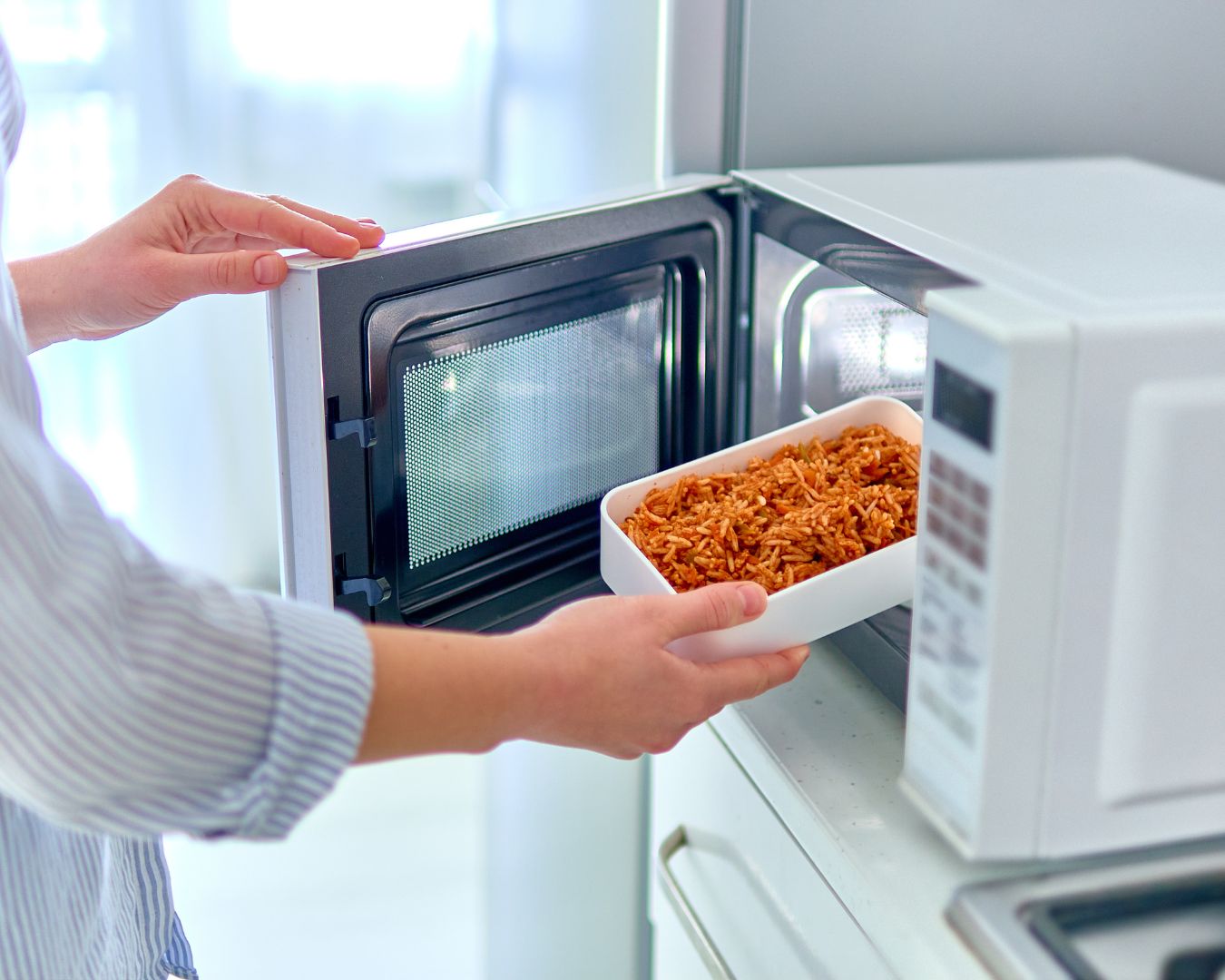 Using Your Microwave for Baking: Tips and Tricks for Success | Cosmo ...